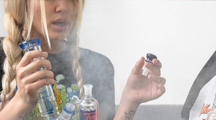 How to Pack and Smoke a Bong Properly - Stoner Things